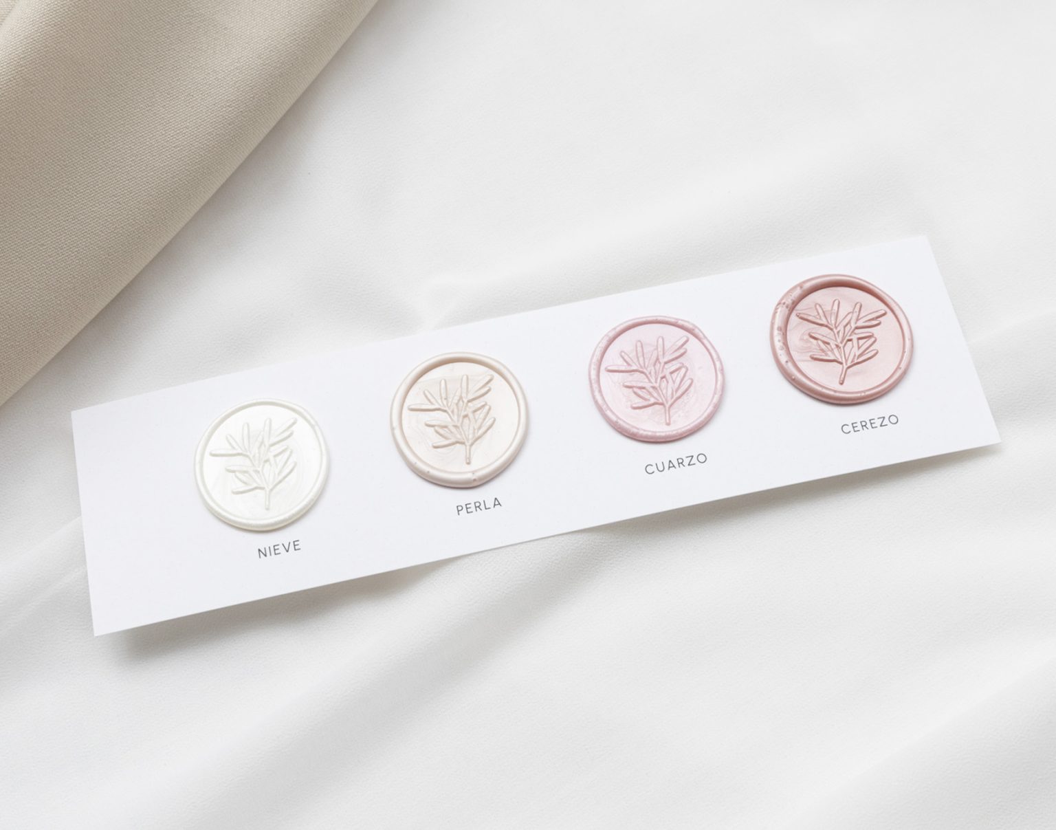 ️ Lacre adhesivo Blanco Metalizado | Papeleríaboda.com